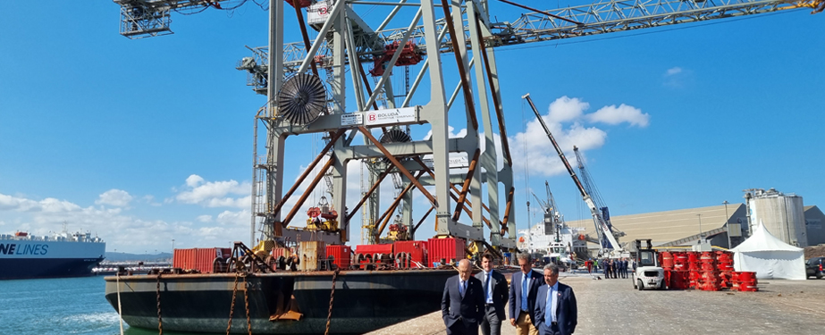 Las grúas de Boluda llegan a la terminal de contenedores de Santander ...